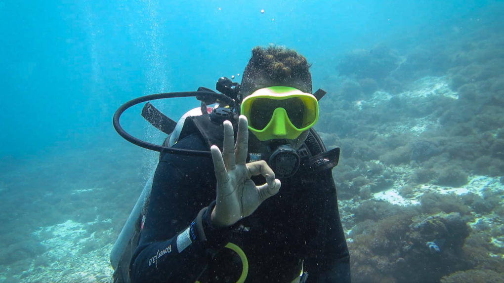 Hand signals when diving in Komodo - Flores Diving Centre