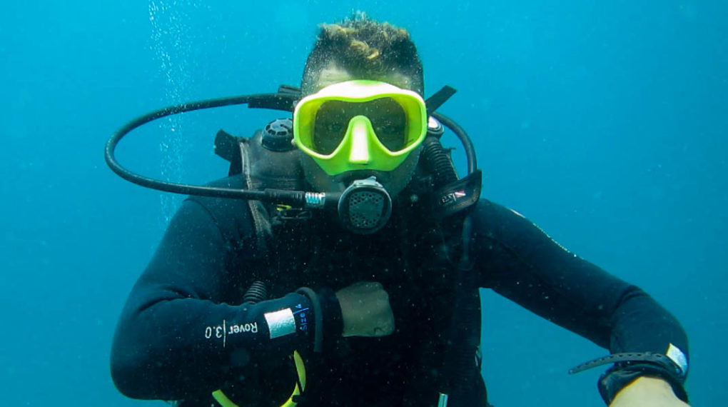 Hand signals when diving in Komodo - Flores Diving Centre